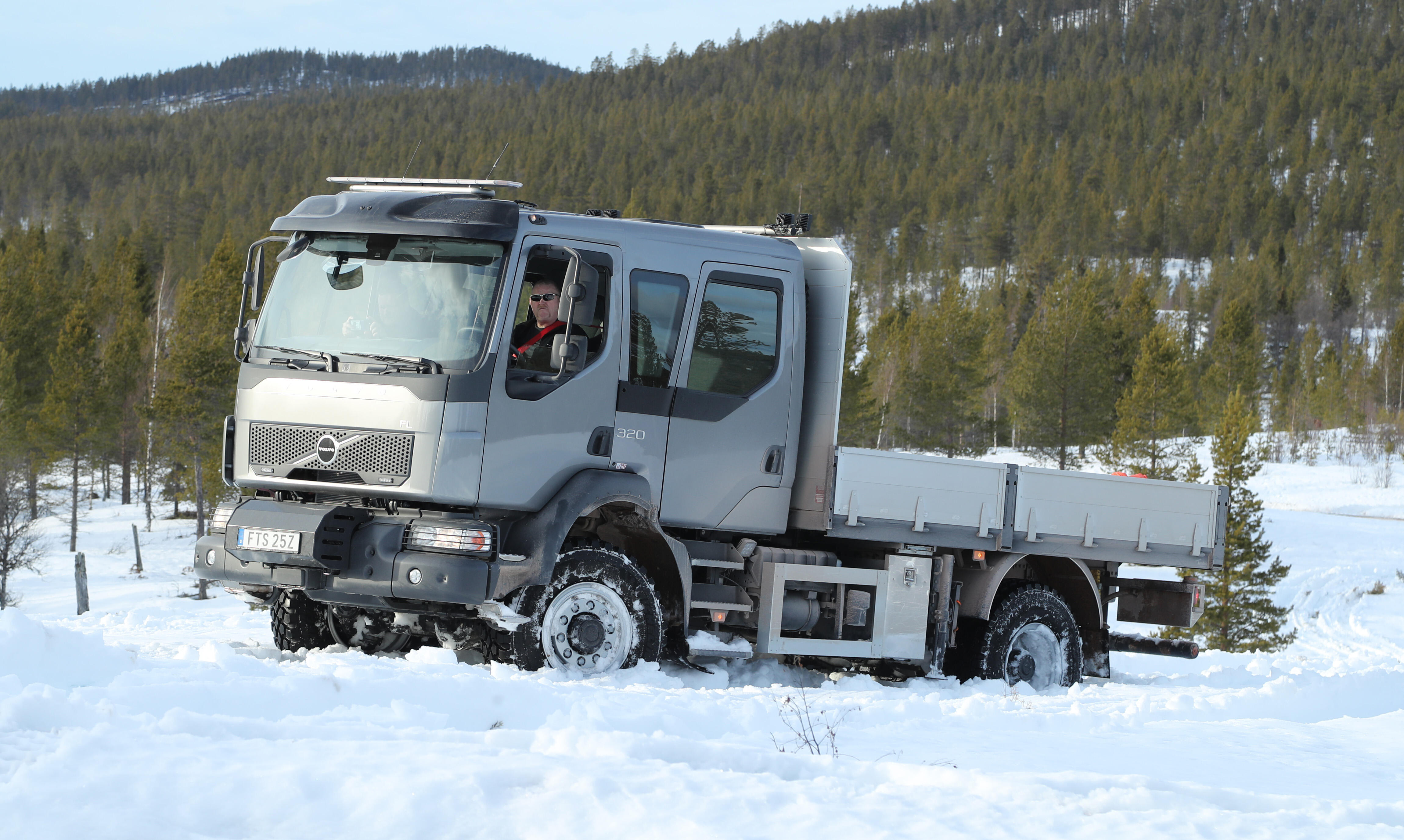 Volvo Trucks bringt aufgerüsteten Volvo FL 4x4 für anspruchsvolle ...